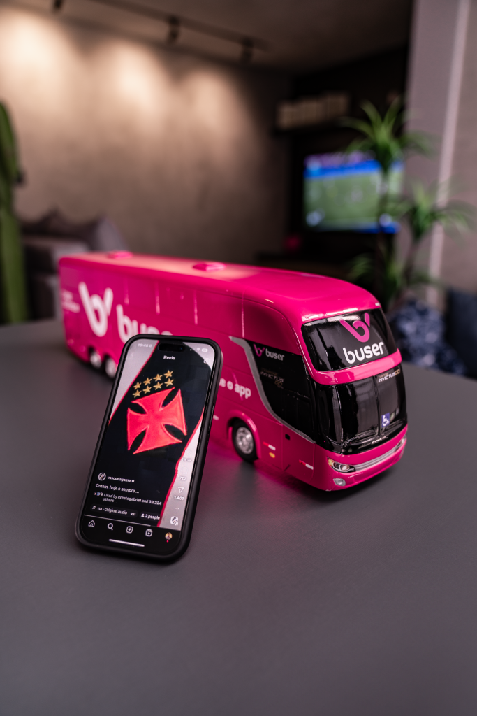 Buser estampa camisa do Vasco no clássico contra o Flamengo - Buser